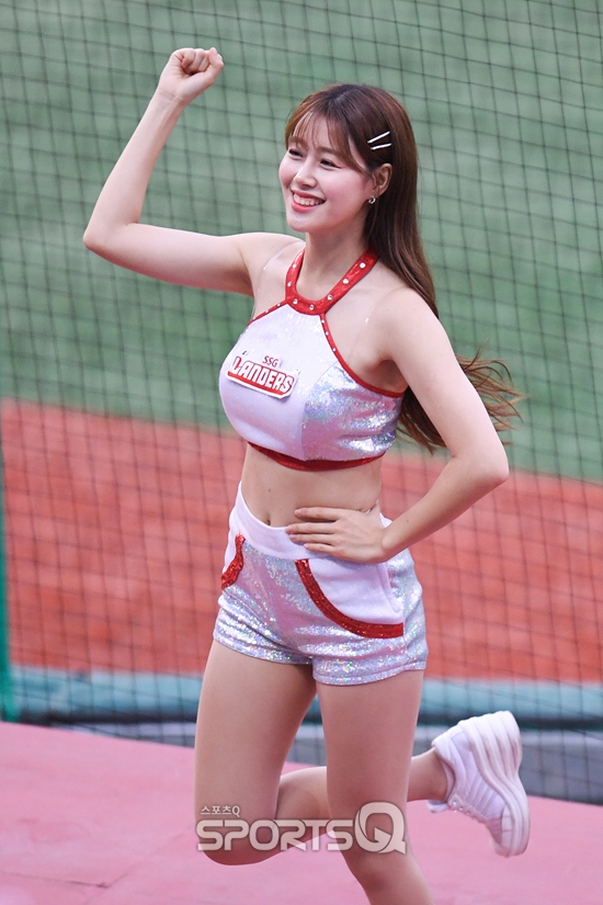 [스냅샷Q] SSG 치어리더 김도아, 센터의 미소 - 스포츠Q(큐)